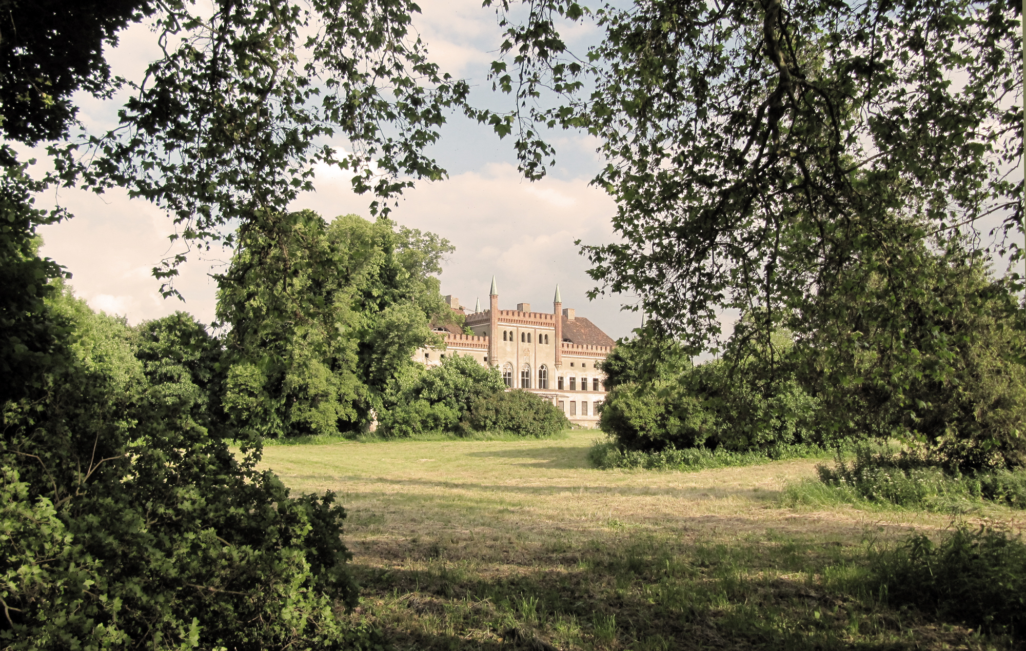 Broock Castle and Estate